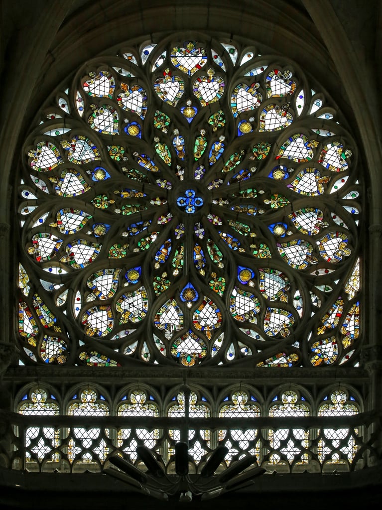 Okenní růžice zobrazující jižní rozetové okno, postavené na počátku C16 ...