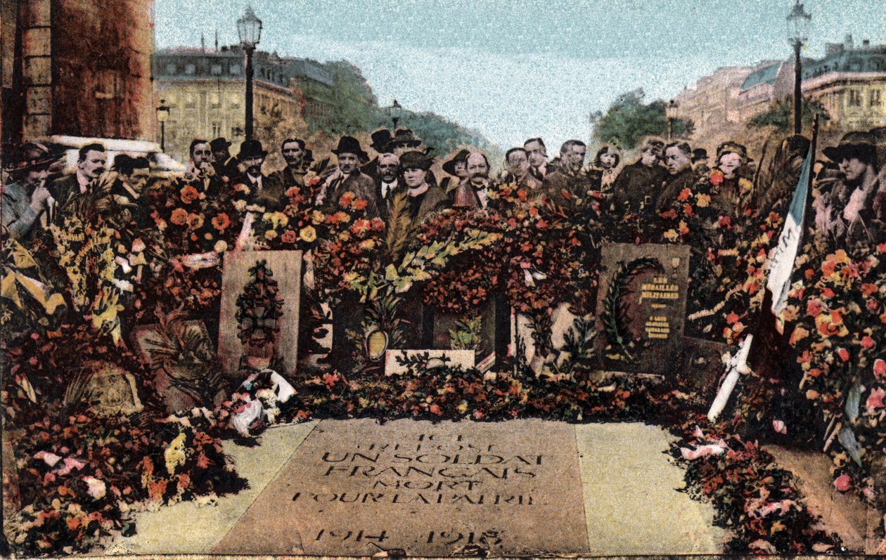 Paříž: hrob neznámého vojína pohřben pod Arc de Triomphe, 11. listopadu